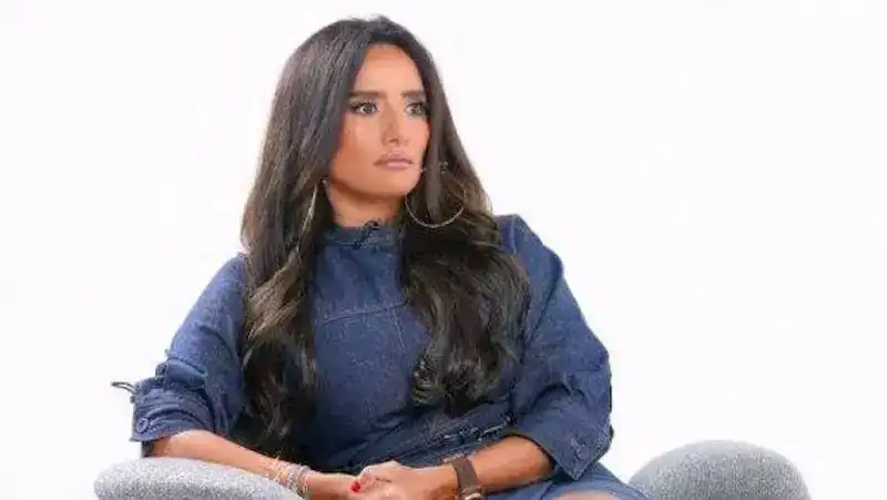 زينة تكشف سبب تقييدها عند ولادة أبنائها التوأم.. وعلاقة عمرو دياب باسمها
