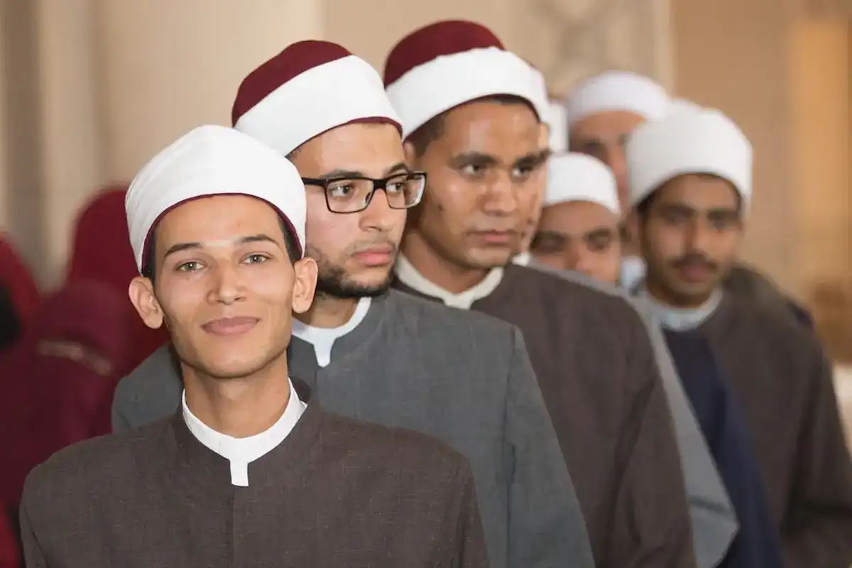 سبب اعتقال زوجة عمران خان.. أبرز 10 معلومات عن صاحبة العباءة الفضفاضة